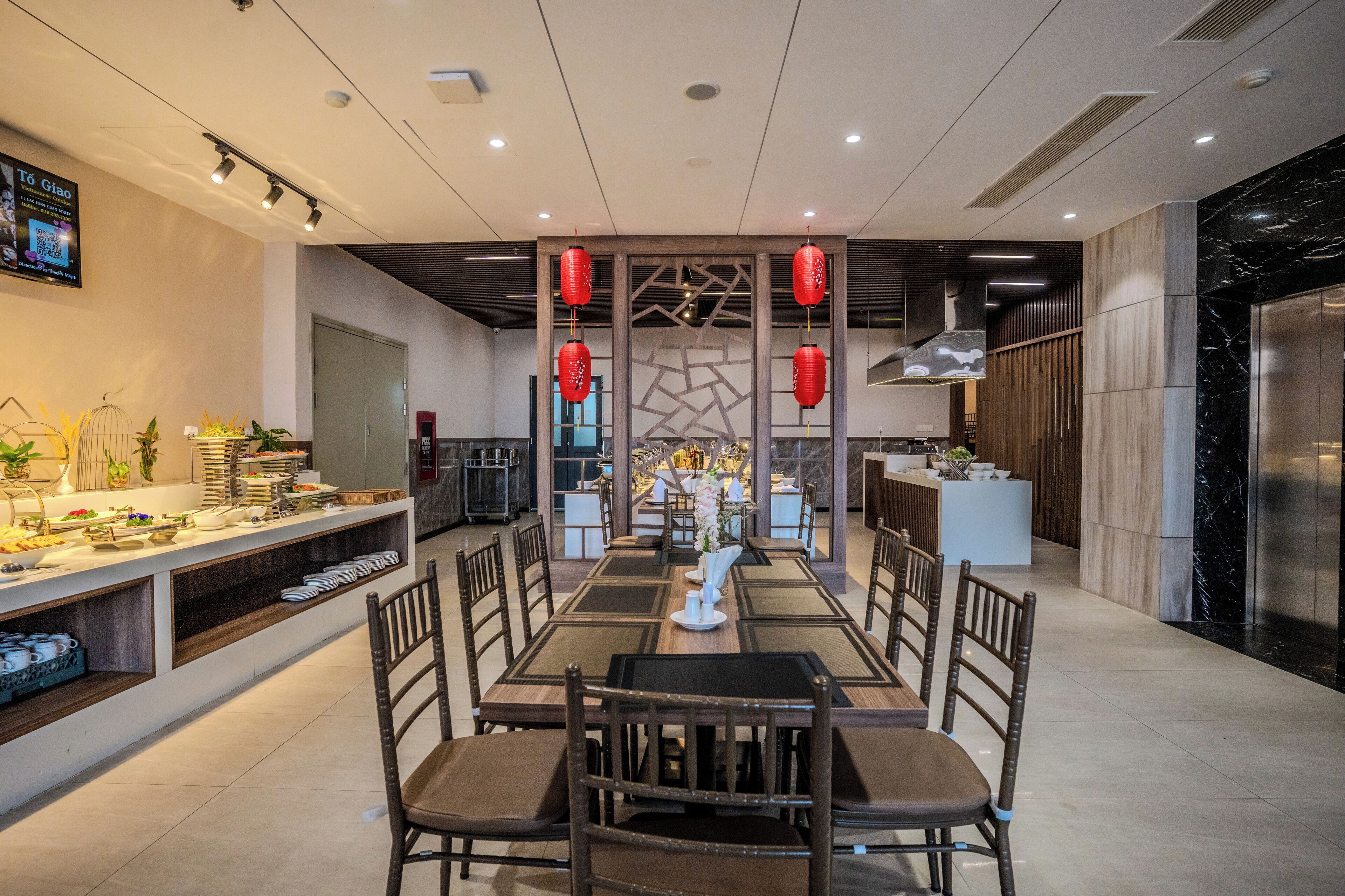 Uma sala de jantar moderna com uma mesa comprida, cadeiras e um buffet à esquerda.