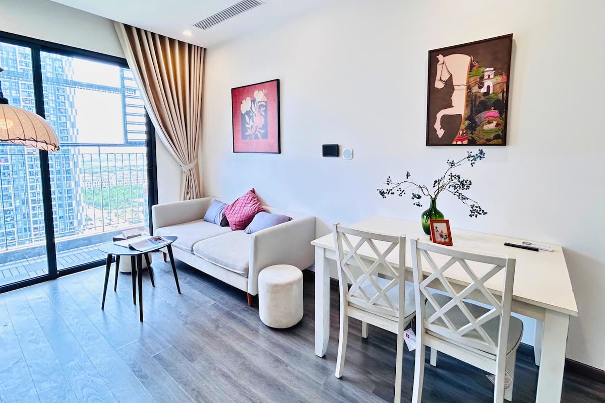 Apartamento Deluxe, 1 quarto, vista para o parque | Sala de estar | Smart TV de 43 polegadas com canais digitais