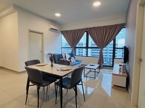 Apartamento, 2 quartos | Sala de estar | Televisor de ecrã plano de 40 polegadas com canais por cabo 