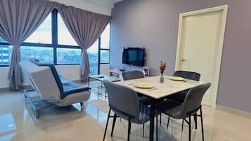 Apartamento, 2 quartos | Sala de estar | Televisor de ecrã plano de 40 polegadas com canais por cabo