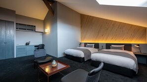 Quarto Twin Standard, não fumadores | Minibar com produtos grátis, cofre no quarto, secretária, Wi-fi grátis 
