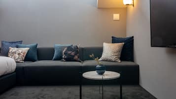 Quarto Twin, não fumadores | Minibar grátis, cofre no quarto, secretária, Wi-fi grátis