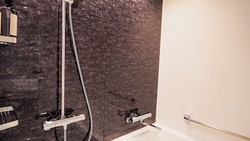 Suite-Estúdio de Luxo | Casa de banho | Artigos de higiene ecológicos, um secador de cabelo, um bidé