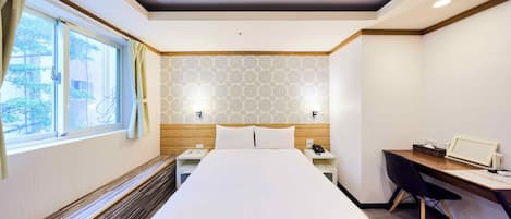 Quarto Duplo Deluxe, 1 cama de casal, não fumadores, Vista para a cidade | Minibar grátis, secretária adequada para computadores portáteis