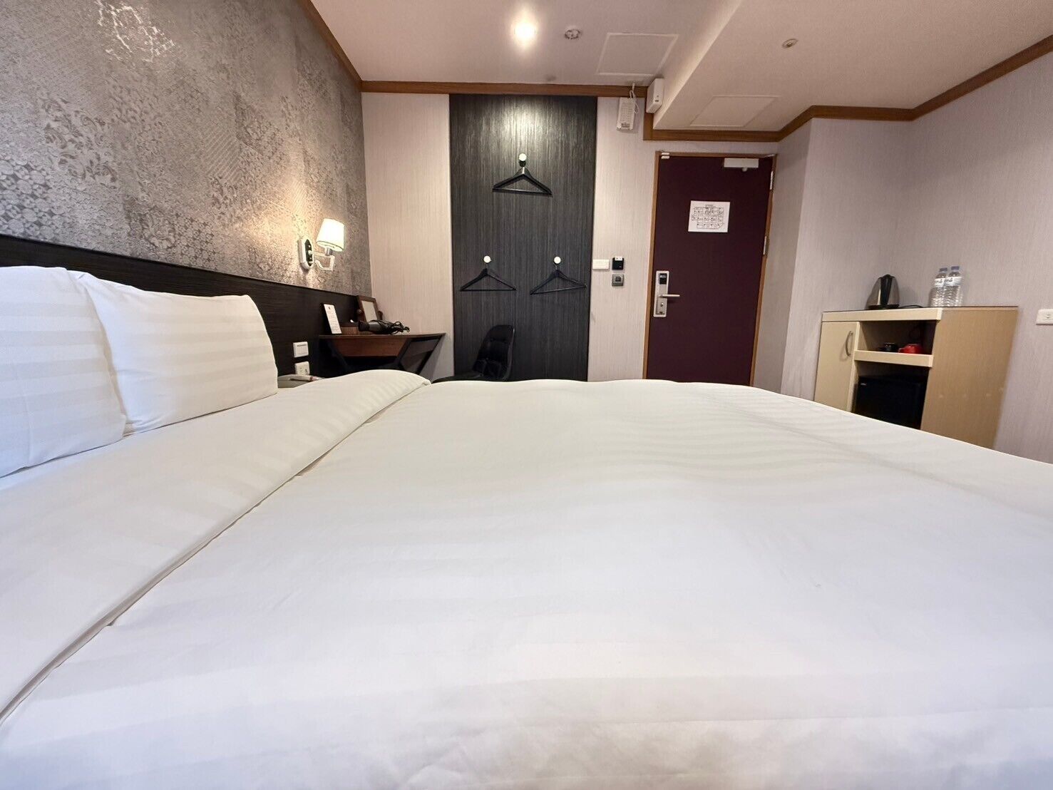 Quarto Duplo Standard, 1 cama de casal, não fumadores | Minibar grátis, secretária adequada para computadores portáteis 