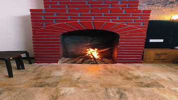 Quarto Deluxe, vista para a montanha | Secretária, secretária adequada para computadores portáteis