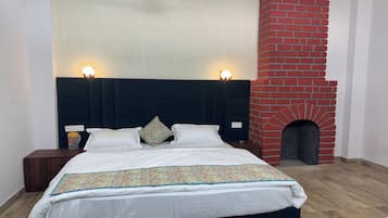 Quarto Deluxe, vista para a montanha | Secretária, secretária adequada para computadores portáteis