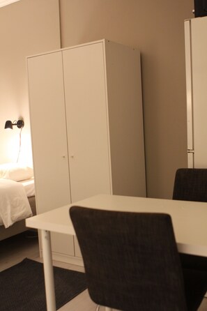 Quarto casal standard, banheiro compartilhado | Quartos à prova de som, Wi-Fi de cortesia, roupa de cama