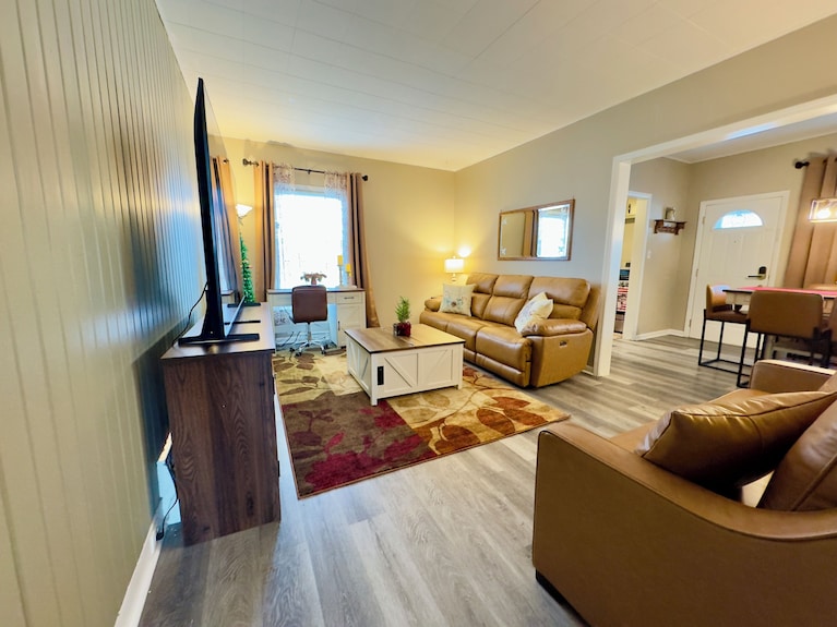 Cozy 2-bedroom Apartment In Bradley With Ac, Wifi, Free Parking, Streaming Tv - Kankakee, IL