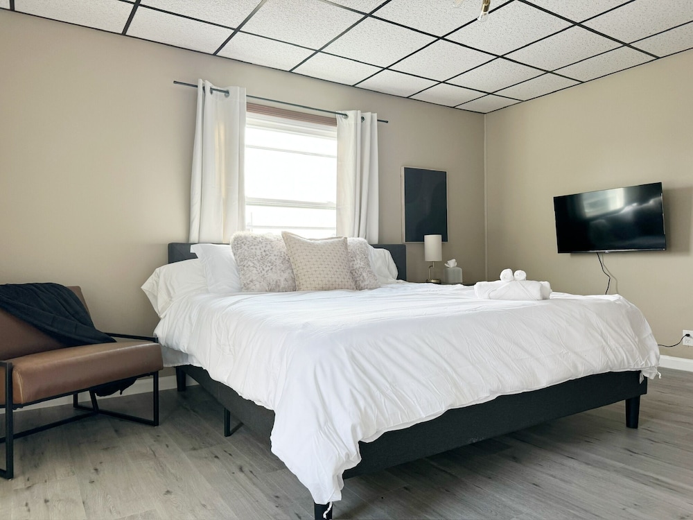 2 KING BR/1BA In Evansville, IN Fenced in Yard. Fast wifi. Washer and ...