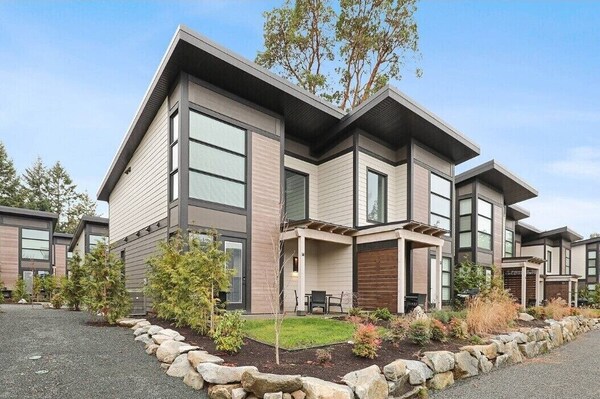 The Beach House - Duplex With Pool In Sunny Parksville At Rathtrevor Beach - Parksville