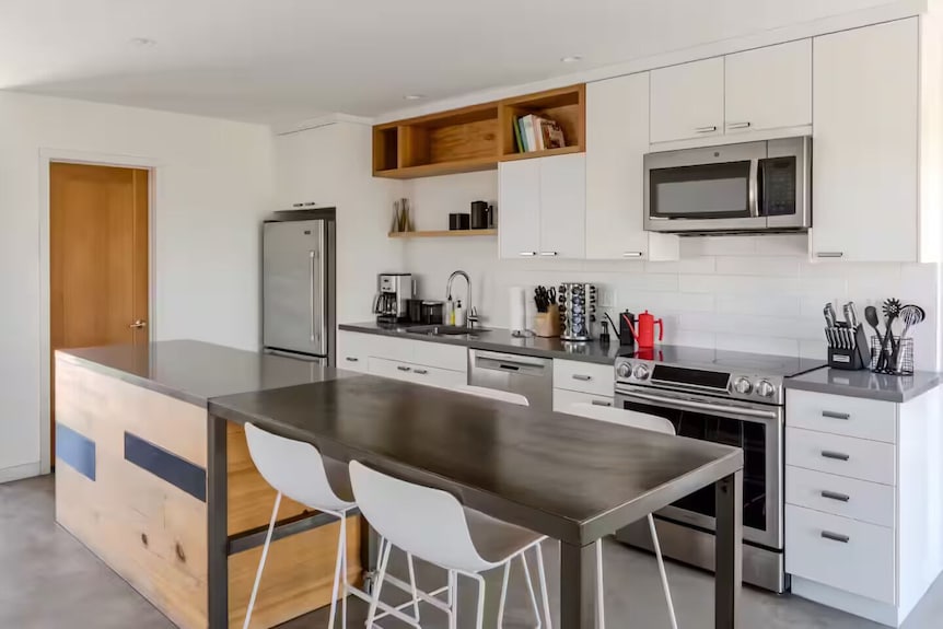 Owl & Hare, Near Joshua Tree Park Entrance - Joshua Tree, CA