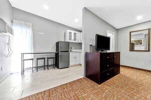 Quarto Duplo Deluxe, kitchenette | Secretária, secretária adequada para computadores portáteis 