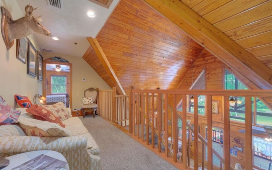 The Island Room At Cabin On The Lake - DeLand, FL