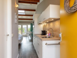 Casa Comfort, 1 quarto | Cozinha privada | Um frigorífico, um micro-ondas, uma máquina de lavar louça