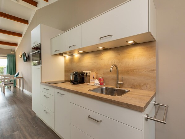Casa Comfort, 1 quarto | Cozinha privada | Um frigorífico, um micro-ondas, uma máquina de lavar louça
