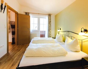 2 quartos, com mobília individualizada, roupa de cama fornecida