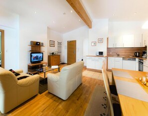 Apartamento Comfort, 2 quartos | Sala | Leitor de DVD 