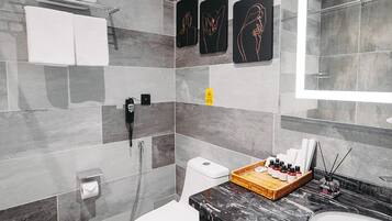 Quarto Duplo Standard para 1 Pessoa | Casa de banho | Uma combinação polibã/banheira, um secador de cabelo, chinelos
