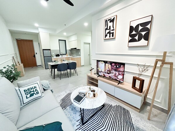 Apartamento, 3 quartos | Área de estar | TV de tela plana