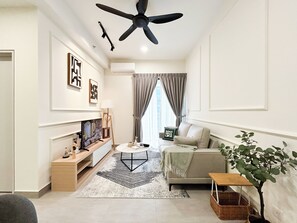 Apartamento, 3 quartos | Área de estar | TV de tela plana