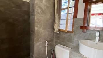 Quarto Deluxe, varanda, vista parcial para o mar | Casa de banho | Um polibã, um chuveiro fixo, artigos de higiene pessoal grátis