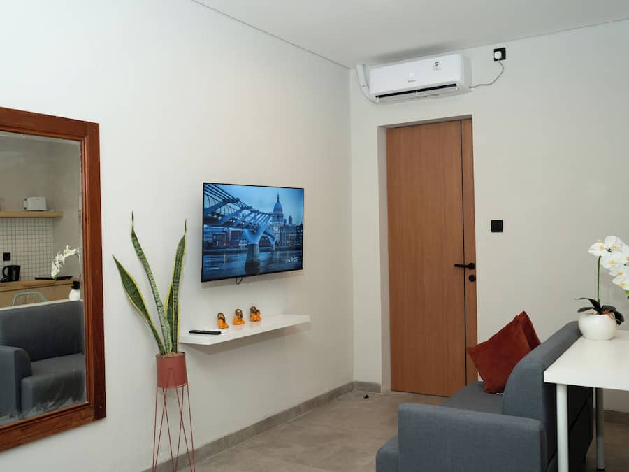 Quarto casal conforto | Área de estar | Smart TV 43 polegadas com canais digitais, Netflix, livros