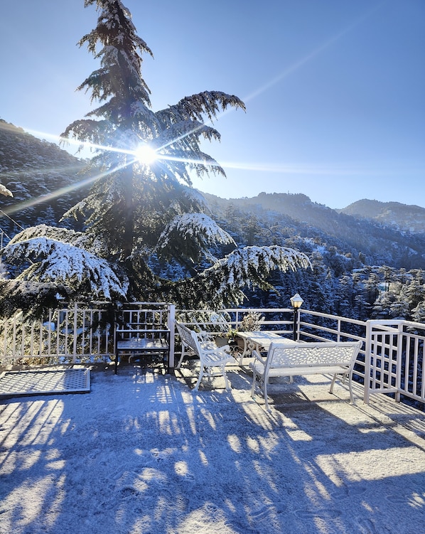 Quarto triplo família, vista para a montanha | Terraço/pátio