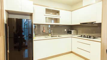 Apartamento superluxo, vista para a cidade | Escrivaninha, espaço de trabalho para notebook