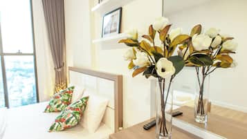 Apartamento superluxo, vista para a cidade | Escrivaninha, espaço de trabalho para notebook