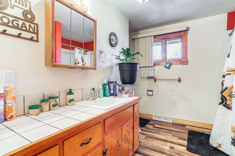 8 Mi To Scotts Bluff Nat'l Monument: Family Home - Scotts Bluff National Monument