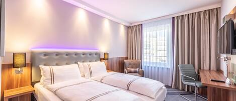 Quarto casal, chuveiro com barras de apoio | Quartos à prova de som, Wi-Fi de cortesia, roupa de cama