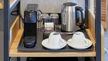 Uma bandeja com uma cafeteira, um bule, duas xícaras e um moedor de café Krups.