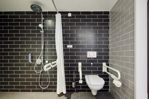 Quarto casal, chuveiro com barras de apoio | Banheiro | Secador de cabelo, toalhas de banho, sabonete, shampoo