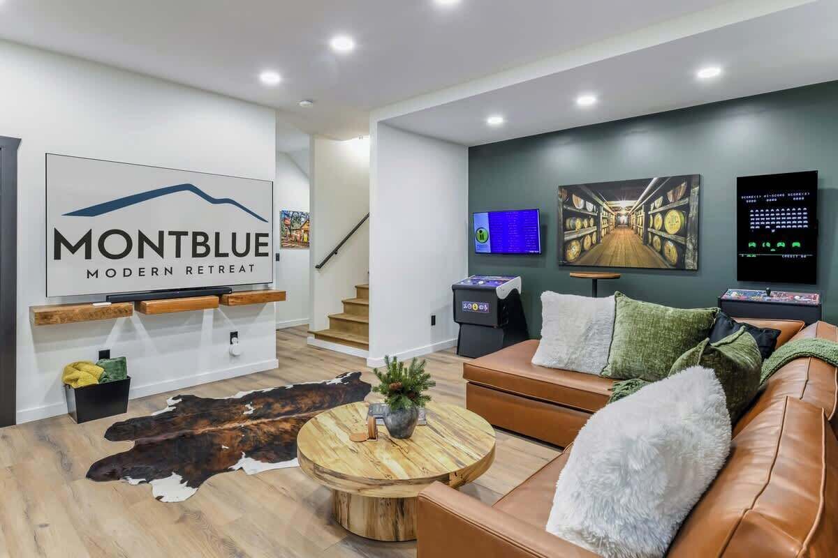 Mountain Chalet W/indoor Pool & Hot Tub - Pigeon Forge, TN