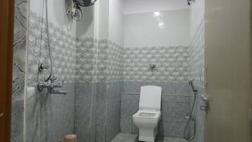Suíte superluxo | Banheiro | Chuveiro, chuveiro com efeito de chuva, produtos de toalete grátis