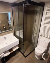 Quarto Familiar, 1 quarto | Casa de banho | Um polibã, um secador de cabelo, toalhas fornecidas, sabão 