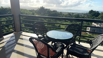 Apartamento Deluxe em Condomínio Fechado, vista para o mar | Terraço/pátio interior