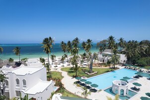 Piscina interior, 3 piscinas exteriores, guarda-sóis, espreguiçadeiras