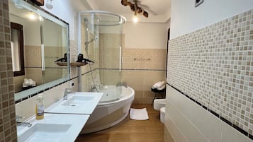 Pira | Casa de banho | Um secador de cabelo, roupões, um bidé, Piso aquecido (casa de banho)