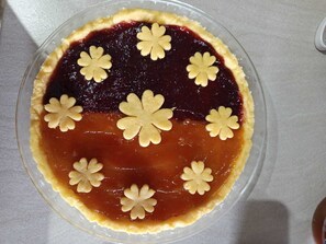 Minifrigorífico, um micro-ondas, uma chaleira elétrica 