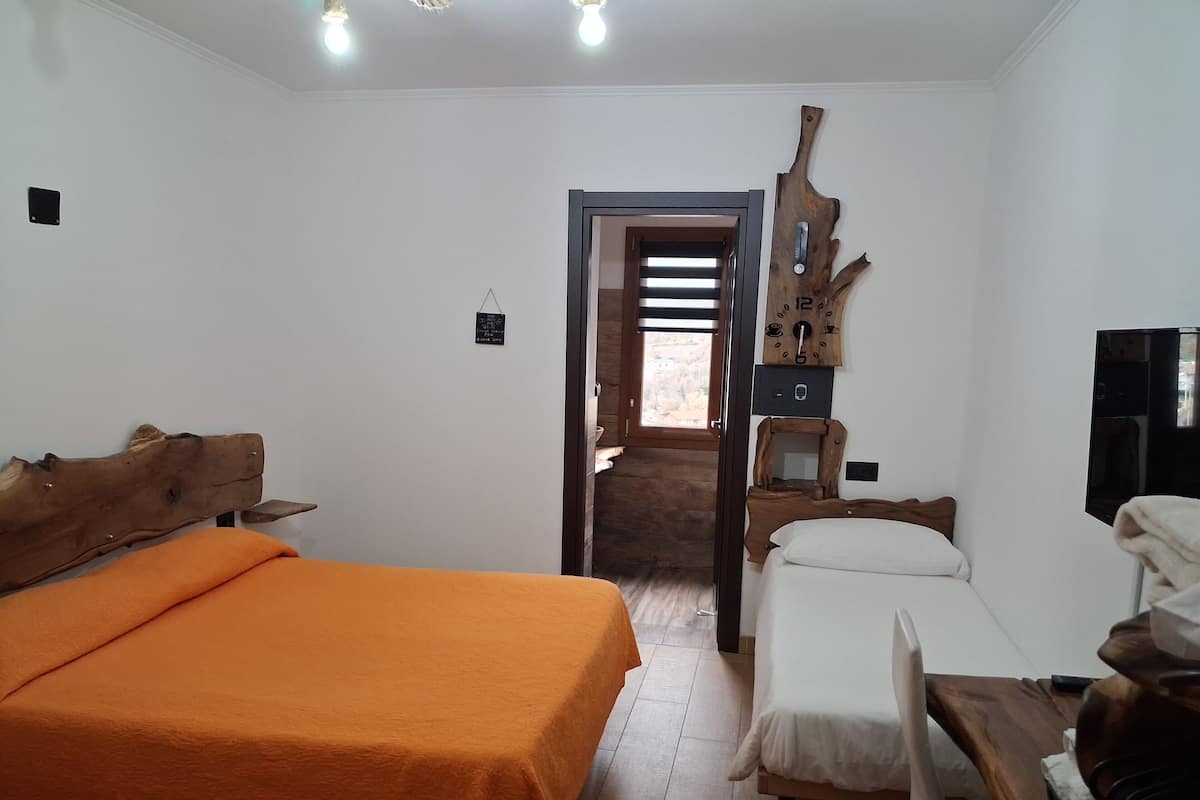 Pira | Roupa de alta qualidade, edredões de penas, cofre no quarto, secretária