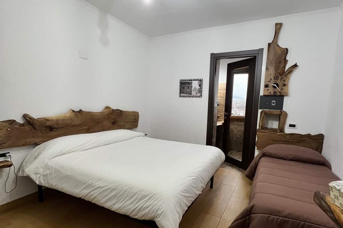 Nuhe | Roupa de alta qualidade, edredões de penas, cofre no quarto, secretária