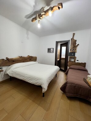 Nuhe | Roupa de alta qualidade, edredões de penas, cofre no quarto, secretária 