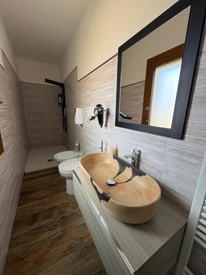 Equalittu | Casa de banho | Um secador de cabelo, roupões, um bidé, Piso aquecido (casa de banho) 