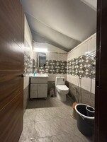 Tenda Familiar, pátio, vista para o rio | Casa de banho | Um polibã, chinelos, toalhas fornecidas, sabão 