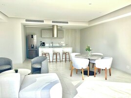 Apartamento Familiar, varanda | 3 quartos, Wi-fi grátis 