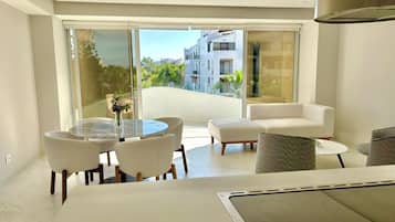 Apartamento Familiar, varanda | Sala de estar | TV de ecrã plano