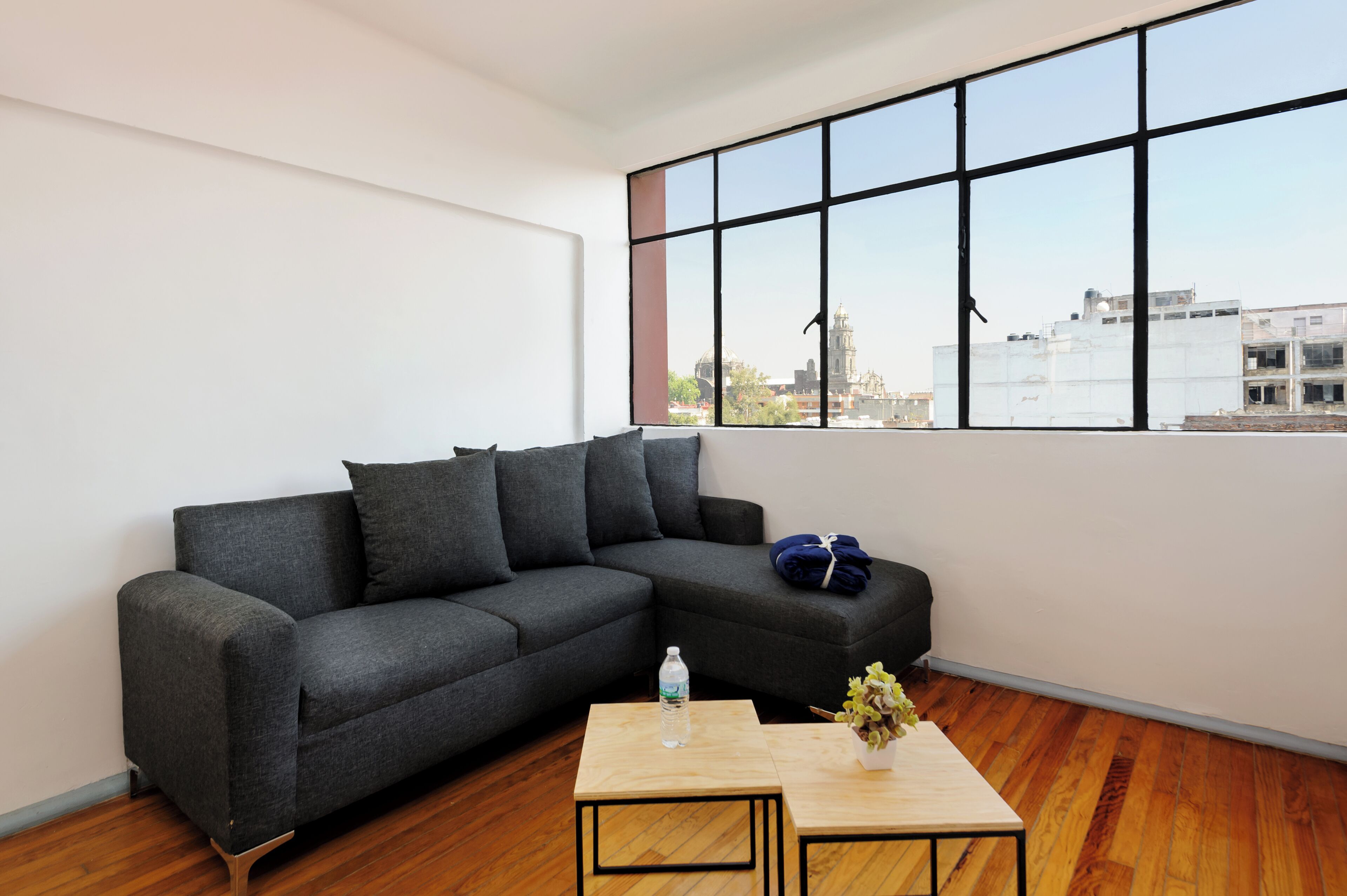 Apartamento Clássico | Sala | Televisor de ecrã plano de 50 polegadas com canais por cabo 