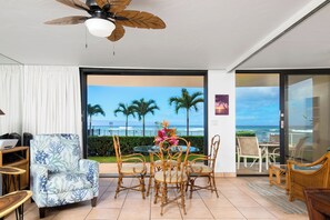 Apartamento luxo, varanda coberta, vista para o oceano | Área de estar | Smart TV 55 polegadas com canais a cabo